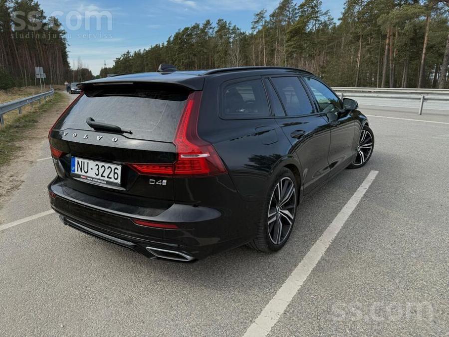 Black Volvo V60 2019 in Riga, with an engine capacity of 2.00 L and mileage of 256 thousand km for 15900 €, photo 4 on AUTOMOTO.COM.LV