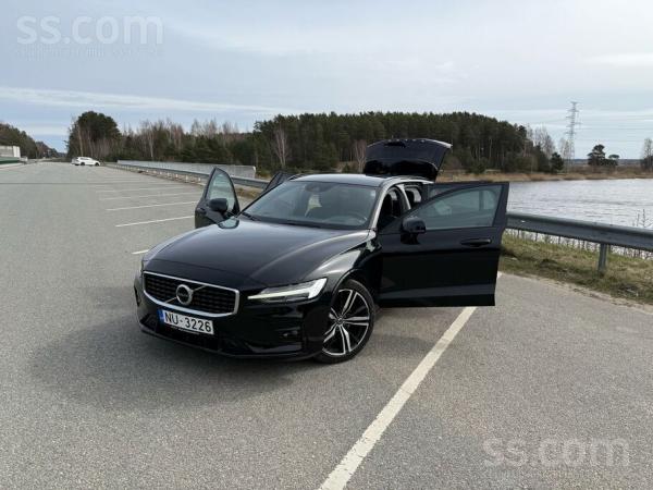 Black Volvo V60 2019 in Riga, with an engine capacity of 2.00 L and mileage of 256 thousand km for 15900 €, photo 5 on AUTOMOTO.COM.LV