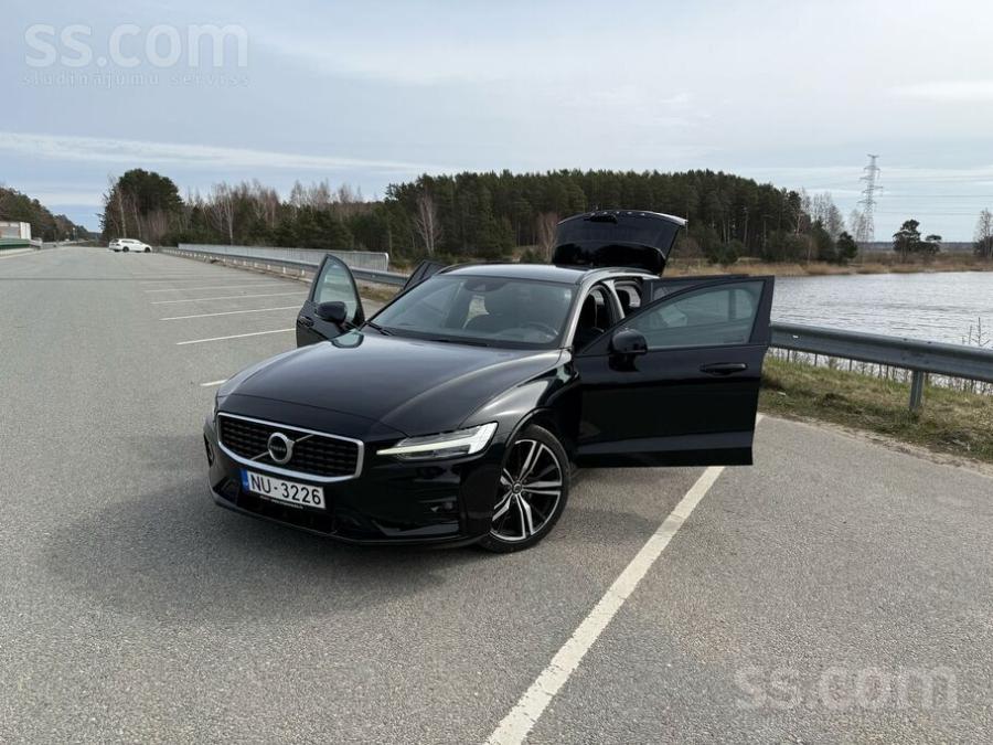 Black Volvo V60 2019 in Riga, with an engine capacity of 2.00 L and mileage of 256 thousand km for 15900 €, photo 5 on AUTOMOTO.COM.LV