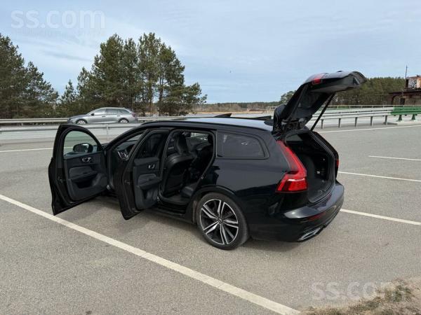 Black Volvo V60 2019 in Riga, with an engine capacity of 2.00 L and mileage of 256 thousand km for 15900 €, photo 6 on AUTOMOTO.COM.LV