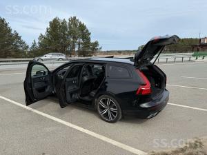 Black Volvo V60 2019 in Riga, with an engine capacity of 2.00 L and mileage of 256 thousand km for 15900 €, photo 6 on AUTOMOTO.COM.LV
