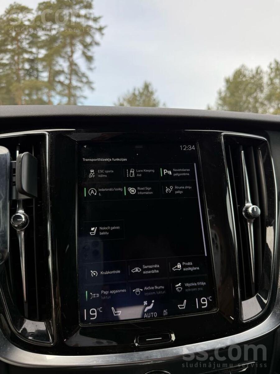 Black Volvo V60 2019 in Riga, with an engine capacity of 2.00 L and mileage of 256 thousand km for 15900 €, photo 7 on AUTOMOTO.COM.LV