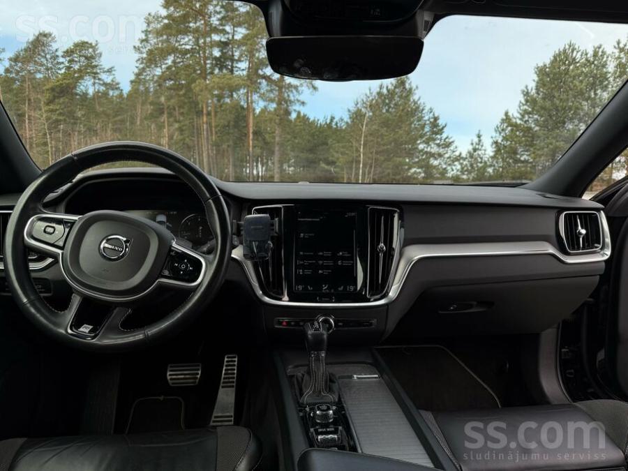 Black Volvo V60 2019 in Riga, with an engine capacity of 2.00 L and mileage of 256 thousand km for 15900 €, photo 10 on AUTOMOTO.COM.LV