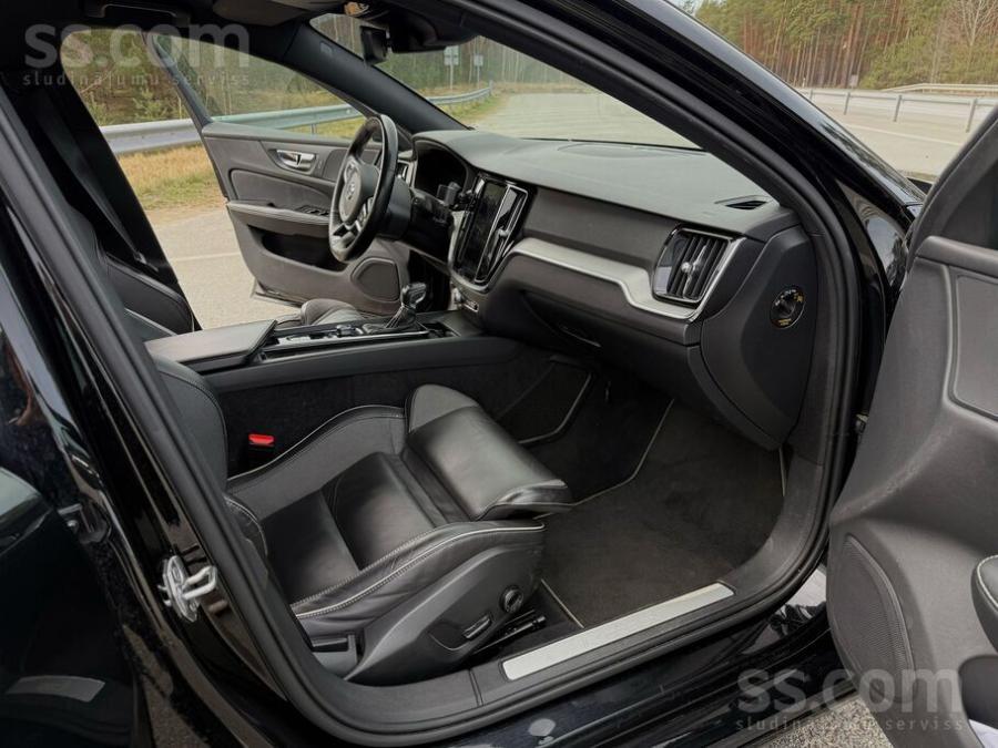 Black Volvo V60 2019 in Riga, with an engine capacity of 2.00 L and mileage of 256 thousand km for 15900 €, photo 13 on AUTOMOTO.COM.LV