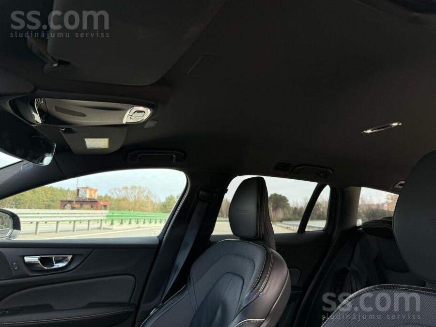 Black Volvo V60 2019 in Riga, with an engine capacity of 2.00 L and mileage of 256 thousand km for 15900 €, photo 18 on AUTOMOTO.COM.LV