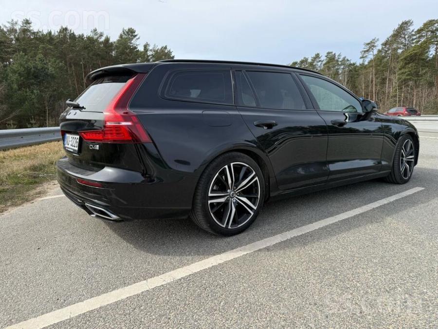 Black Volvo V60 2019 in Riga, with an engine capacity of 2.00 L and mileage of 256 thousand km for 15900 €, photo 22 on AUTOMOTO.COM.LV