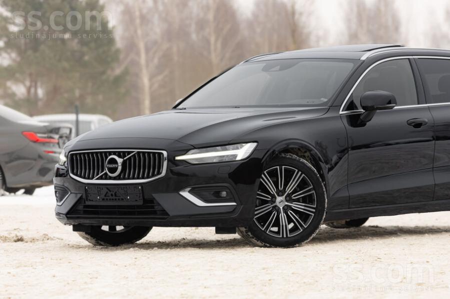 Black Volvo V60 2019 in Riga, with an engine capacity of 2.00 L and mileage of 264 thousand km for 14500 €, photo 3 on AUTOMOTO.COM.LV