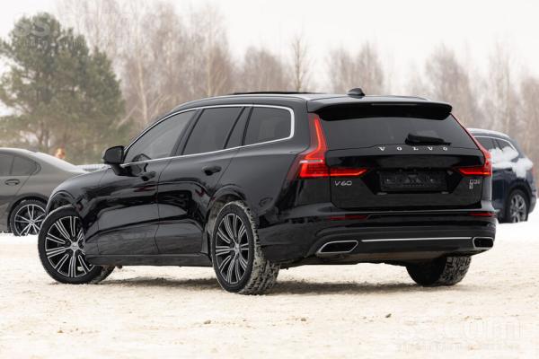 Black Volvo V60 2019 in Riga, with an engine capacity of 2.00 L and mileage of 264 thousand km for 14500 €, photo 5 on AUTOMOTO.COM.LV