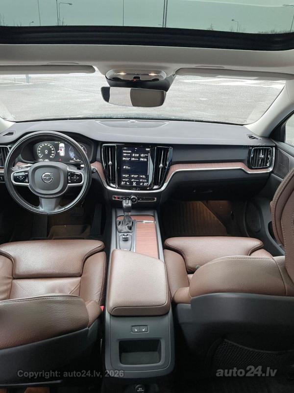 Melns Volvo V60 2019 Tallina, ar dzinēja tilpumu 2.00 L un nobraukumu 205 tūkst. km par 19900 €, foto 1 vietnē AUTOMOTO.COM.LV