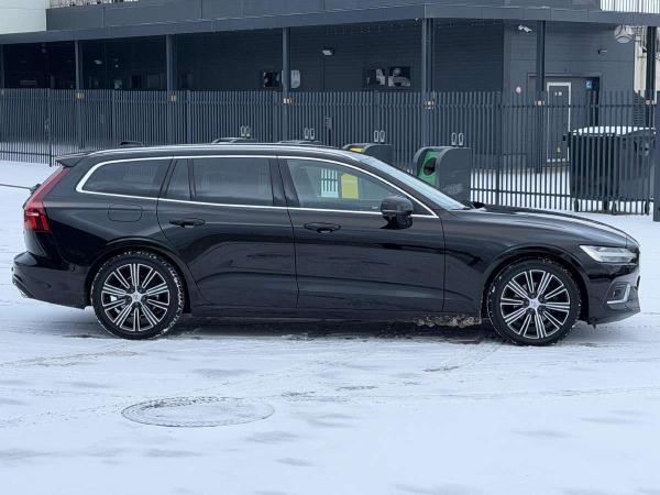 Black Volvo V60 2019 in Jonava, with an engine capacity of 1.97 L and mileage of 290 thousand km for 13990 €, photo 11 on AUTOMOTO.COM.LV
