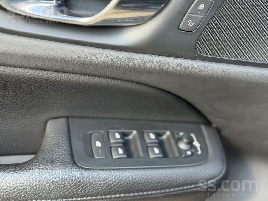 Black Volvo V60 2019 in Riga, with an engine capacity of 2.00 L and mileage of 145 thousand km for 16500 €, photo 10 on AUTOMOTO.COM.LV