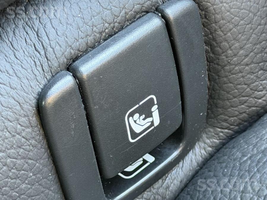 Black Volvo V60 2019 in Riga, with an engine capacity of 2.00 L and mileage of 145 thousand km for 16500 €, photo 23 on AUTOMOTO.COM.LV