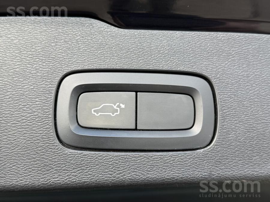 Black Volvo V60 2019 in Riga, with an engine capacity of 2.00 L and mileage of 145 thousand km for 16500 €, photo 24 on AUTOMOTO.COM.LV