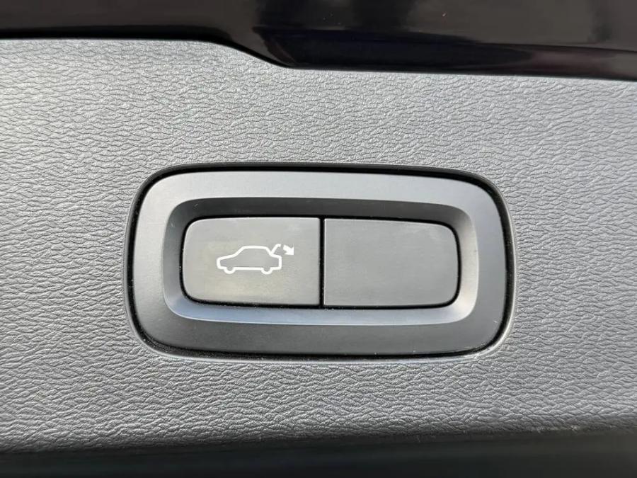 Melns Volvo V60 2019 Rīga, ar dzinēja tilpumu 2.00 L un nobraukumu 145 tūkst. km par 16500 €, foto 24 vietnē AUTOMOTO.COM.LV
