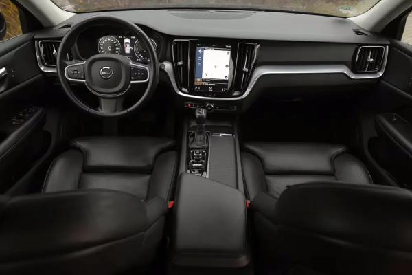 Black Volvo V60 2019 in Jelgava, with an engine capacity of 2.00 L and mileage of 182 thousand km for 14000 €, photo 8 on AUTOMOTO.COM.LV