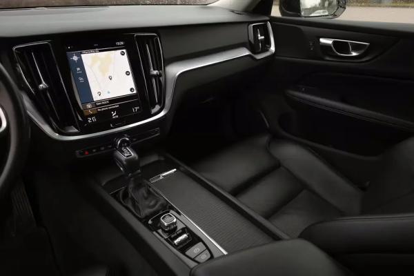 Black Volvo V60 2019 in Jelgava, with an engine capacity of 2.00 L and mileage of 182 thousand km for 14000 €, photo 9 on AUTOMOTO.COM.LV