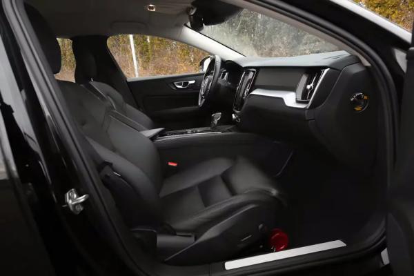 Black Volvo V60 2019 in Jelgava, with an engine capacity of 2.00 L and mileage of 182 thousand km for 14000 €, photo 10 on AUTOMOTO.COM.LV