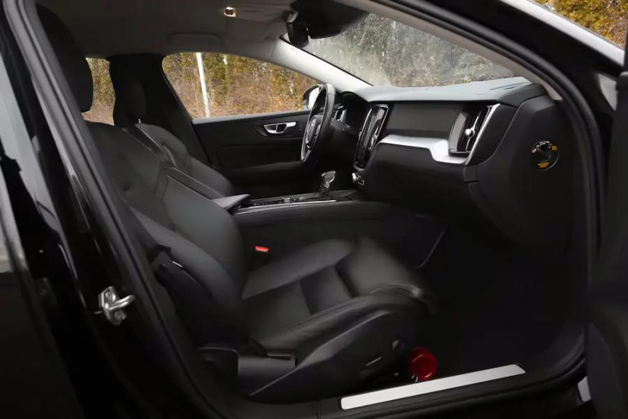 Melns Volvo V60 2019 Jelgava, ar dzinēja tilpumu 2.00 L un nobraukumu 182 tūkst. km par 14000 €, foto 11 vietnē AUTOMOTO.COM.LV