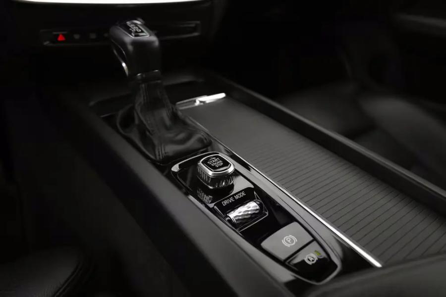 Melns Volvo V60 2019 Jelgava, ar dzinēja tilpumu 2.00 L un nobraukumu 182 tūkst. km par 14000 €, foto 15 vietnē AUTOMOTO.COM.LV