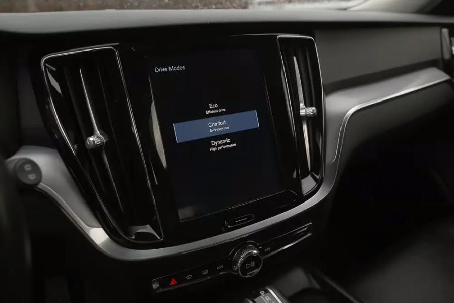 Melns Volvo V60 2019 Jelgava, ar dzinēja tilpumu 2.00 L un nobraukumu 182 tūkst. km par 14000 €, foto 16 vietnē AUTOMOTO.COM.LV