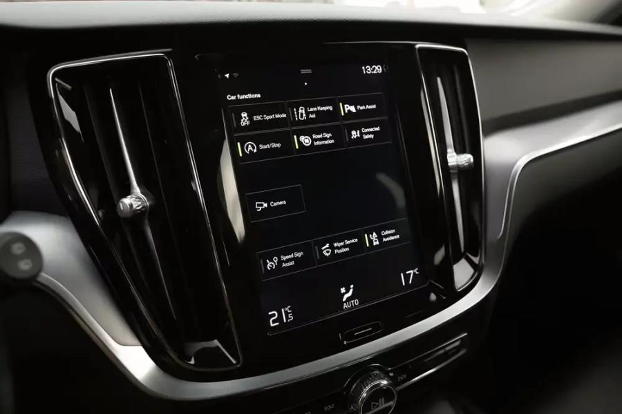 Melns Volvo V60 2019 Jelgava, ar dzinēja tilpumu 2.00 L un nobraukumu 182 tūkst. km par 14000 €, foto 18 vietnē AUTOMOTO.COM.LV