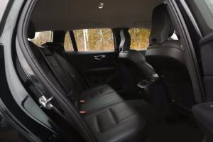 Melns Volvo V60 2019 Jelgava, ar dzinēja tilpumu 2.00 L un nobraukumu 182 tūkst. km par 14000 €, foto 19 vietnē AUTOMOTO.COM.LV