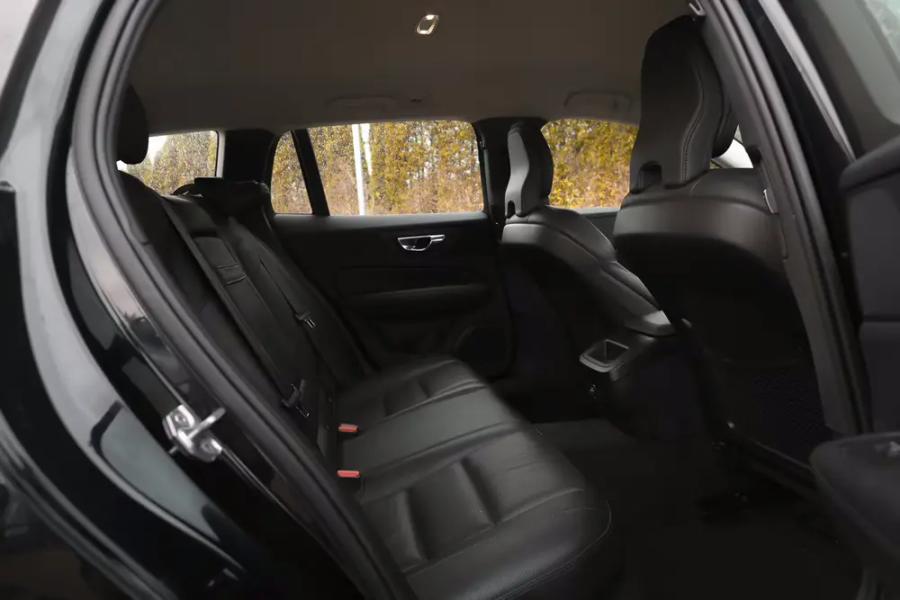 Melns Volvo V60 2019 Jelgava, ar dzinēja tilpumu 2.00 L un nobraukumu 182 tūkst. km par 14000 €, foto 19 vietnē AUTOMOTO.COM.LV
