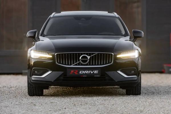 Melns Volvo V60 2019 Jelgava, ar dzinēja tilpumu 2.00 L un nobraukumu 264 tūkst. km par 14500 €, foto 2 vietnē AUTOMOTO.COM.LV