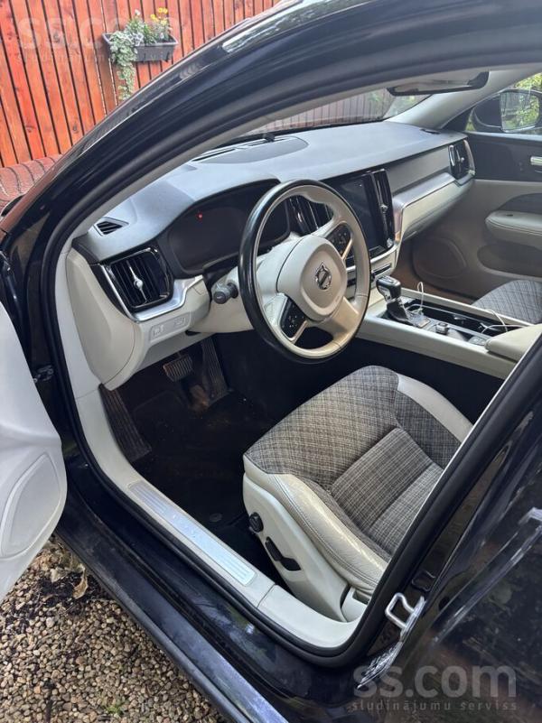 Melns Volvo V60 2019 Rīga, ar dzinēja tilpumu 2.00 L un nobraukumu 253 tūkst. km par 11700 €, foto 4 vietnē AUTOMOTO.COM.LV