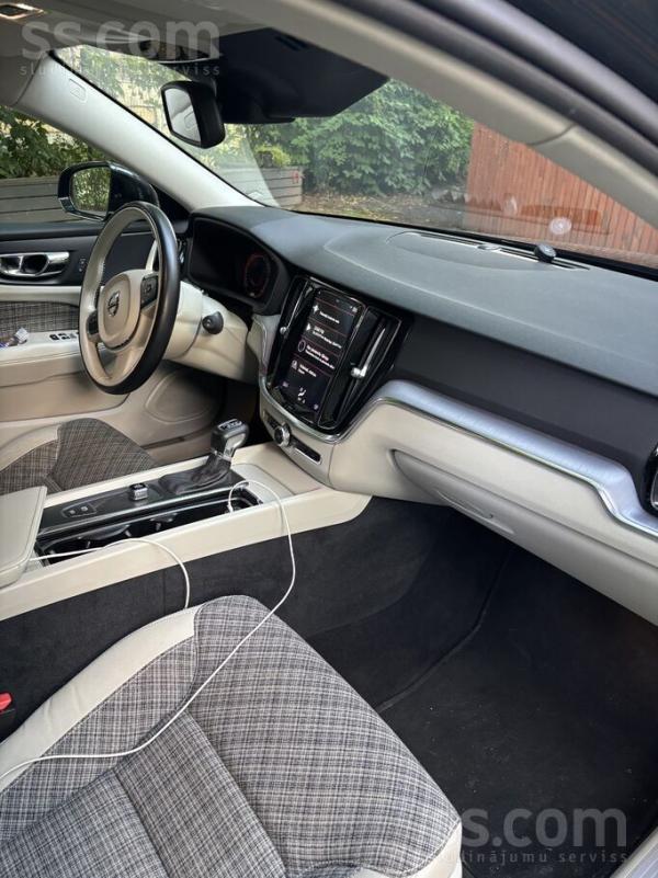 Melns Volvo V60 2019 Rīga, ar dzinēja tilpumu 2.00 L un nobraukumu 253 tūkst. km par 11700 €, foto 8 vietnē AUTOMOTO.COM.LV