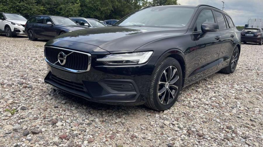 Black Volvo V60 2019 in Kaunas, with an engine capacity of 1.97 L and mileage of 200 thousand km for 12900 €, photo 1 on AUTOMOTO.COM.LV