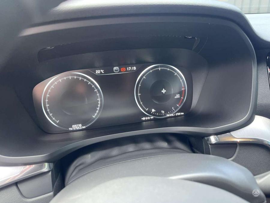 Black Volvo V60 2019 in Kaunas, with an engine capacity of 1.97 L and mileage of 200 thousand km for 12900 €, photo 12 on AUTOMOTO.COM.LV