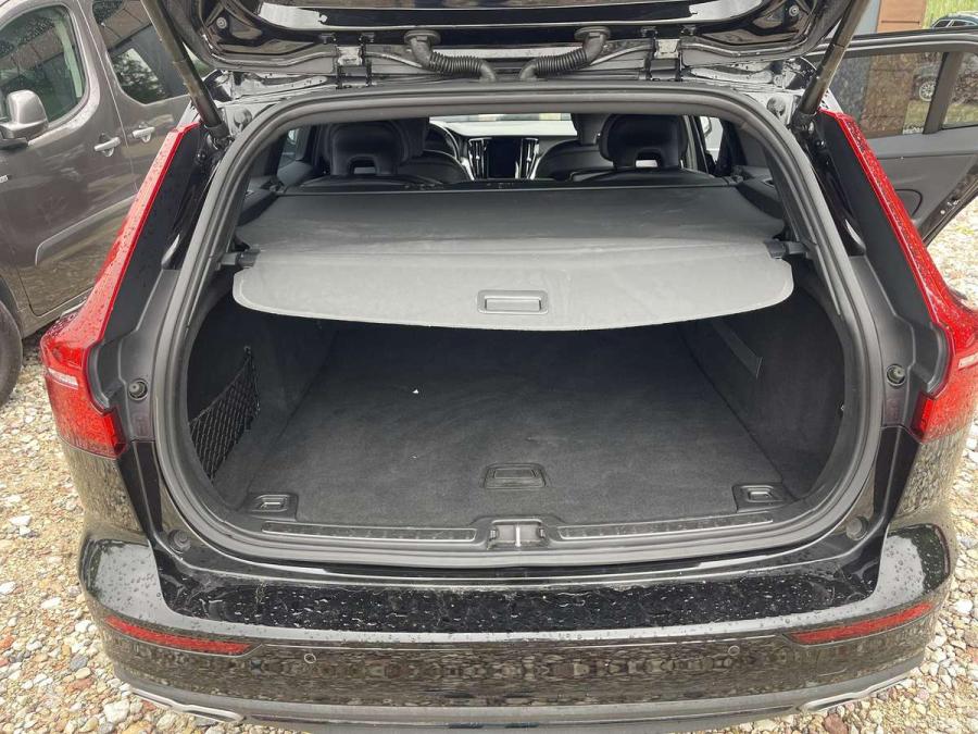 Black Volvo V60 2019 in Kaunas, with an engine capacity of 1.97 L and mileage of 200 thousand km for 12900 €, photo 19 on AUTOMOTO.COM.LV