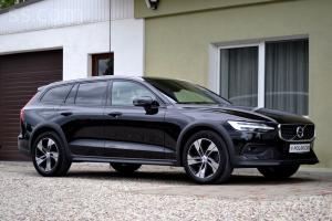 Black Volvo V60 2019 in Tukums, with an engine capacity of 2.00 L and mileage of 285 thousand km for 19990 €, photo 8 on AUTOMOTO.COM.LV