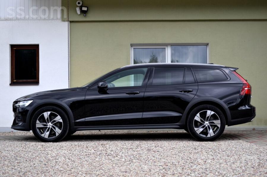 Black Volvo V60 2019 in Tukums, with an engine capacity of 2.00 L and mileage of 285 thousand km for 19990 €, photo 11 on AUTOMOTO.COM.LV
