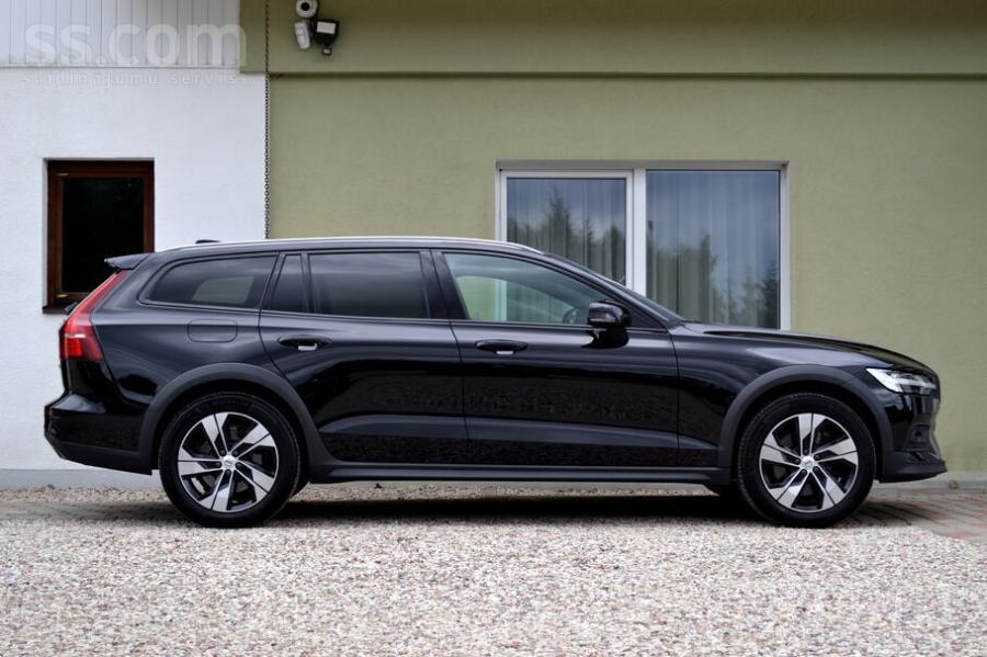 Black Volvo V60 2019 in Tukums, with an engine capacity of 2.00 L and mileage of 285 thousand km for 19990 €, photo 12 on AUTOMOTO.COM.LV