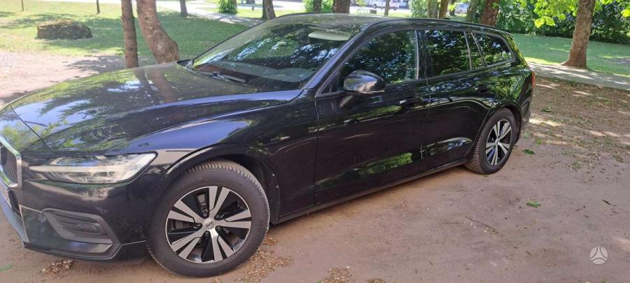 Black Volvo V60 2019 in Klaipeda, with an engine capacity of 1.97 L and mileage of 223 thousand km for 10700 €, photo 3 on AUTOMOTO.COM.LV
