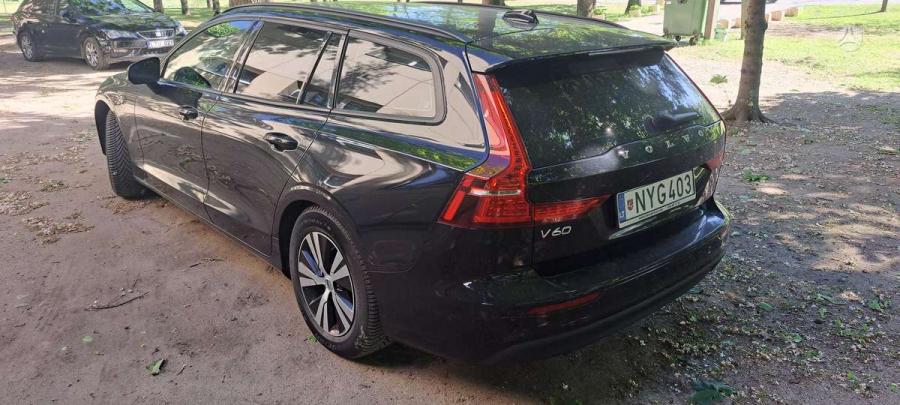 Black Volvo V60 2019 in Klaipeda, with an engine capacity of 1.97 L and mileage of 223 thousand km for 10700 €, photo 5 on AUTOMOTO.COM.LV