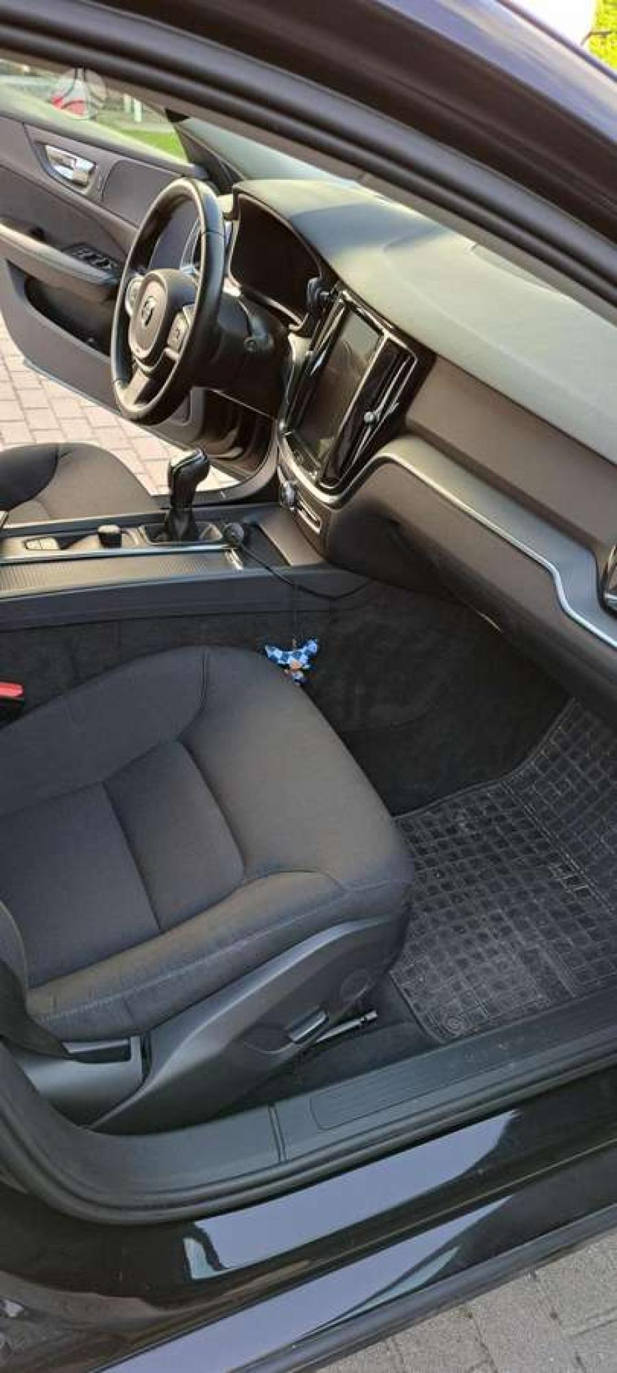 Black Volvo V60 2019 in Klaipeda, with an engine capacity of 1.97 L and mileage of 223 thousand km for 10700 €, photo 7 on AUTOMOTO.COM.LV