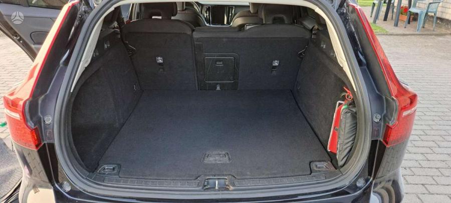 Black Volvo V60 2019 in Klaipeda, with an engine capacity of 1.97 L and mileage of 223 thousand km for 10700 €, photo 10 on AUTOMOTO.COM.LV
