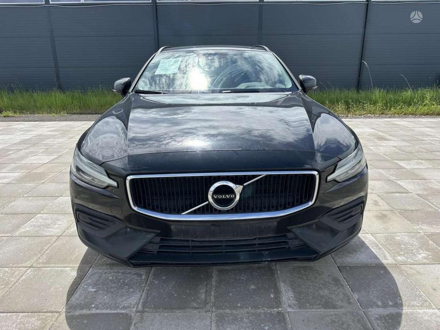 Black Volvo V60 2019 in Kaunas, with an engine capacity of 1.97 L and mileage of 303 thousand km for 8800 €, photo 3 on AUTOMOTO.COM.LV