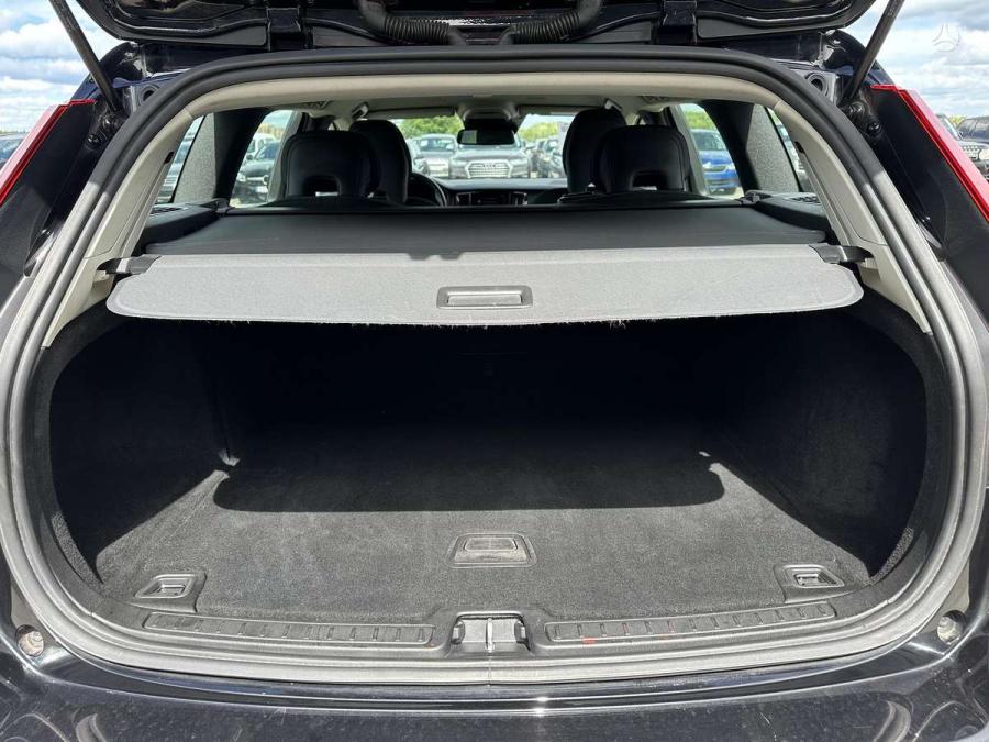Black Volvo V60 2019 in Kaunas, with an engine capacity of 1.97 L and mileage of 303 thousand km for 8800 €, photo 15 on AUTOMOTO.COM.LV