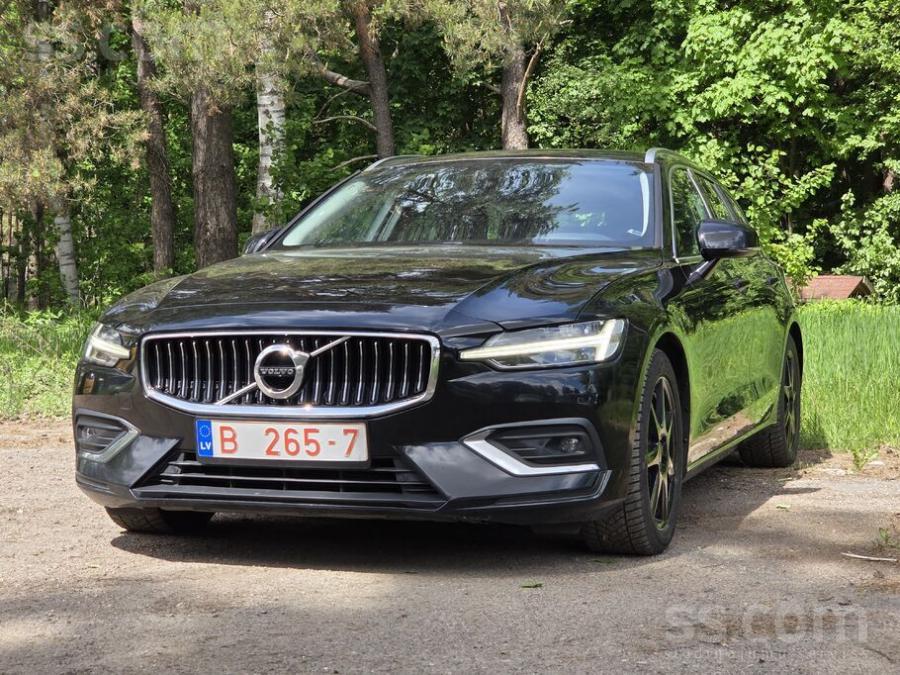 Black Volvo V60 2019 in Riga, with an engine capacity of 2.00 L and mileage of 0 thousand km for 13950 €, photo 4 on AUTOMOTO.COM.LV