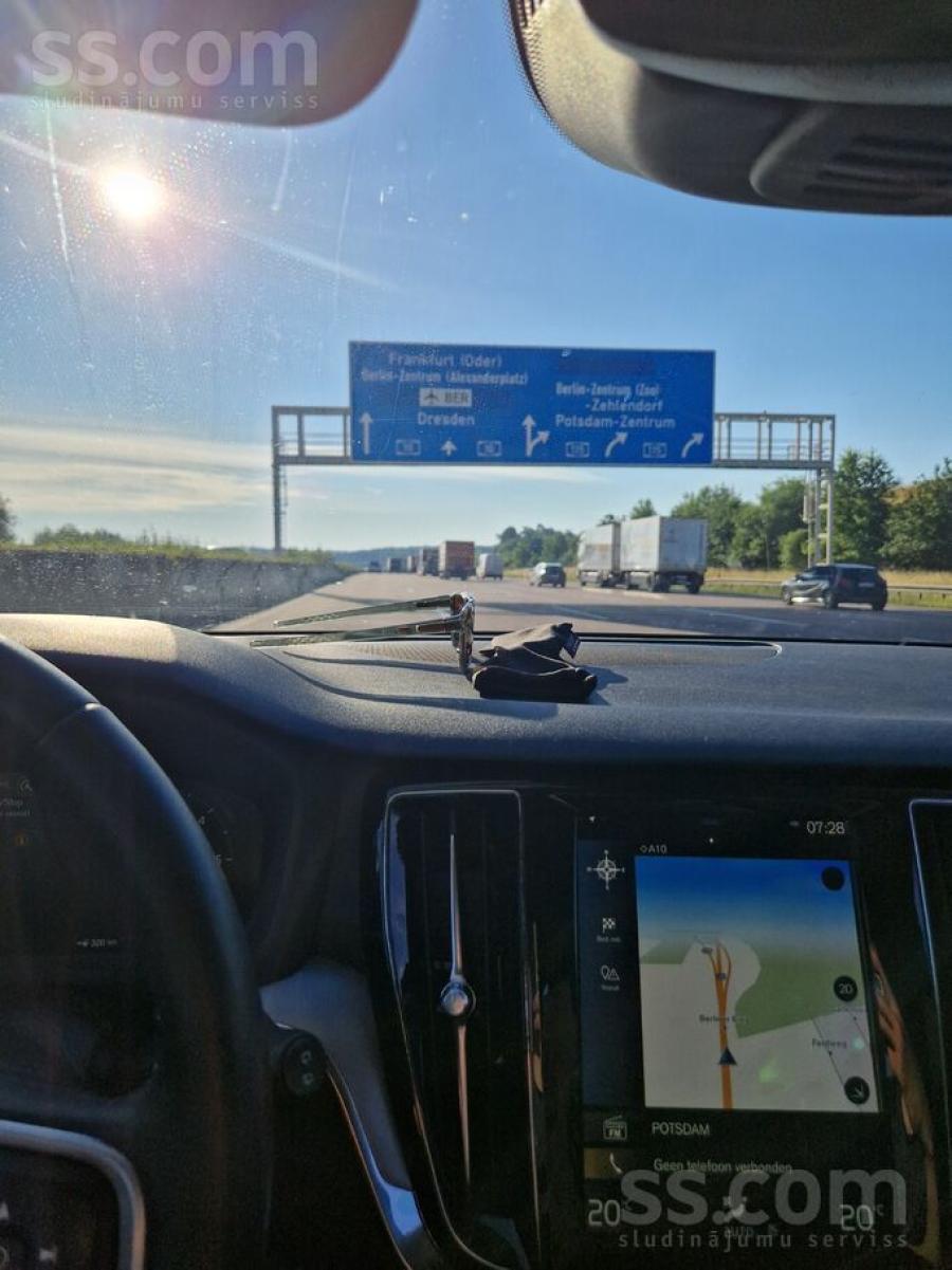 Black Volvo V60 2019 in Tukums, with an engine capacity of 2.00 L and mileage of 303 thousand km for 11700 €, photo 17 on AUTOMOTO.COM.LV