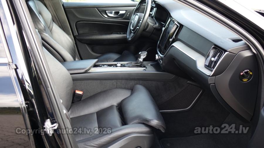 Black Volvo V60 2019 in Tartu, with an engine capacity of 2.00 L and mileage of 203 thousand km for 15950 €, photo 3 on AUTOMOTO.COM.LV