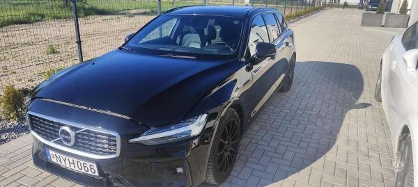 Volvo V60 2019 in Klaipeda on AUTOMOTO.COM.LV Black Volvo V60 2019 in Klaipeda, with an engine capacity of 1.97 L and mileage of 299 thousand km for 12800 €, photo 4 on AUTOMOTO.COM.LV