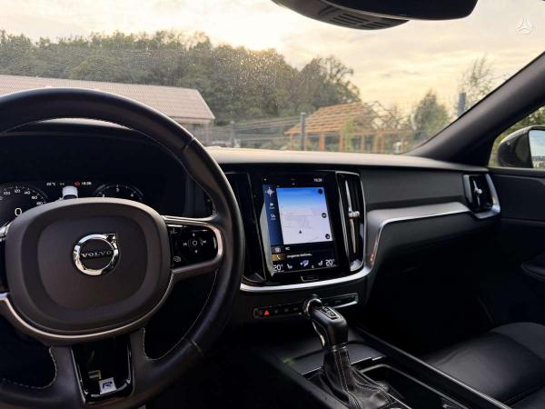 Volvo V60 2019 in Klaipeda on AUTOMOTO.COM.LV Black Volvo V60 2019 in Klaipeda, with an engine capacity of 1.97 L and mileage of 299 thousand km for 12800 €, photo 7 on AUTOMOTO.COM.LV