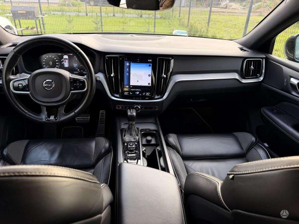 Volvo V60 2019 in Klaipeda on AUTOMOTO.COM.LV Black Volvo V60 2019 in Klaipeda, with an engine capacity of 1.97 L and mileage of 299 thousand km for 12800 €, photo 8 on AUTOMOTO.COM.LV
