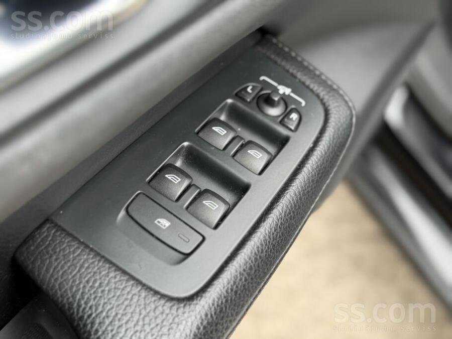 Black Volvo V60 2019 in Riga, with an engine capacity of 2.00 L and mileage of 238 thousand km for 13750 €, photo 6 on AUTOMOTO.COM.LV