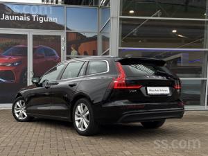 Black Volvo V60 2020 in Valmiera, with an engine capacity of 2.00 L and mileage of 171 thousand km for 18900 €, photo 4 on AUTOMOTO.COM.LV
